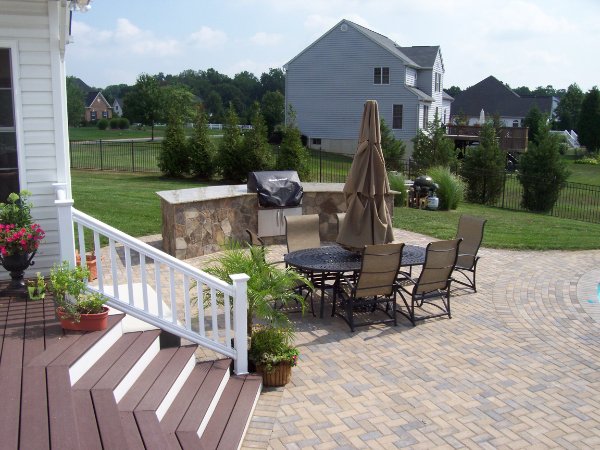 FACED FLAGSTONE OUTDOOR KITCHEN | Ciminelli's Landscape Services, Inc.